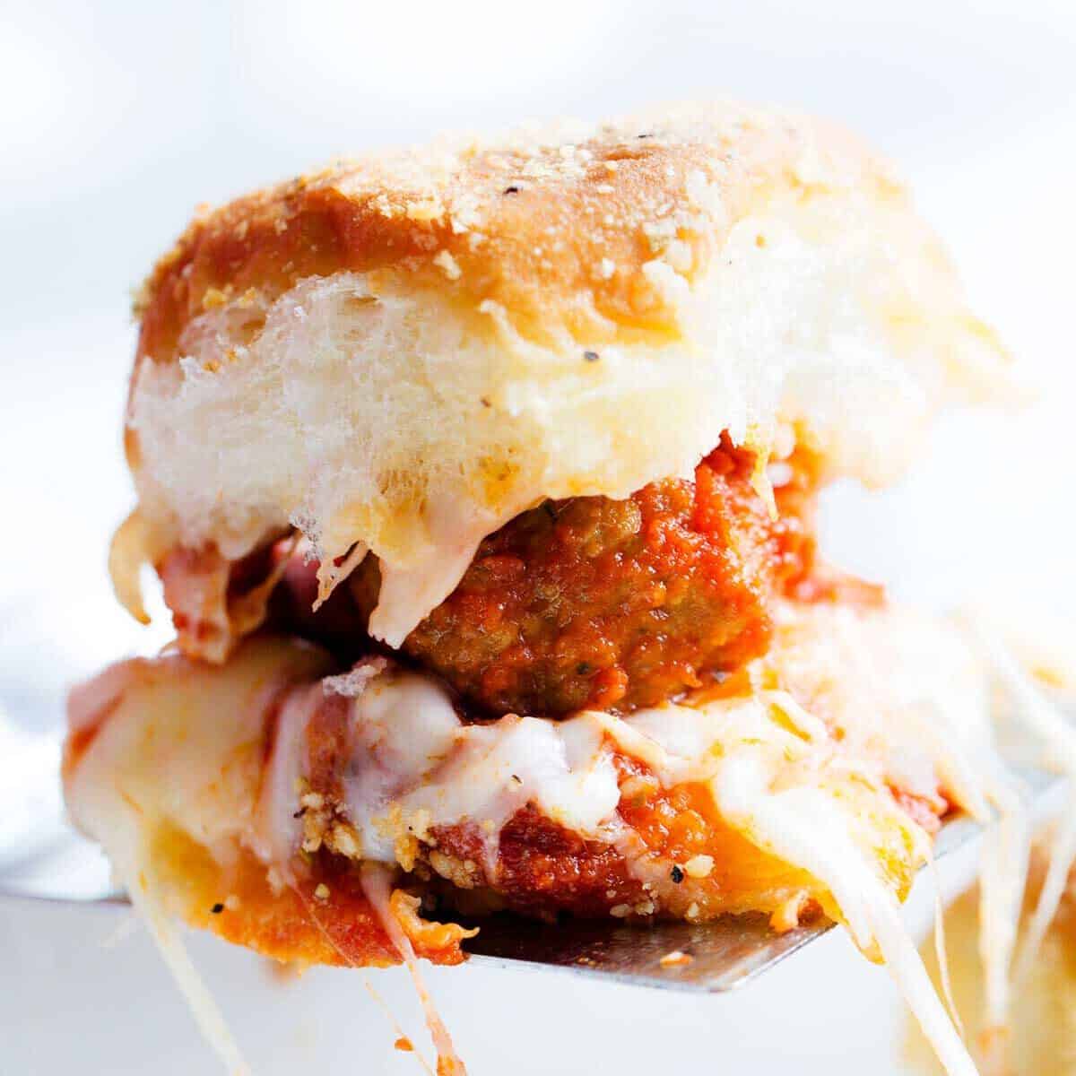 Easy 30-Minute Cheeseburger Sliders - I Heart Naptime